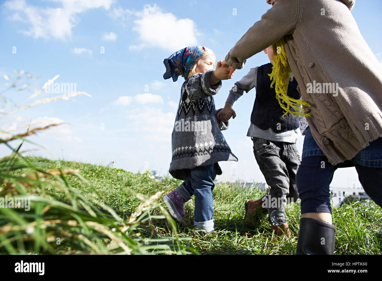 Children playing ring ring roses hi-res stock photography and images ...