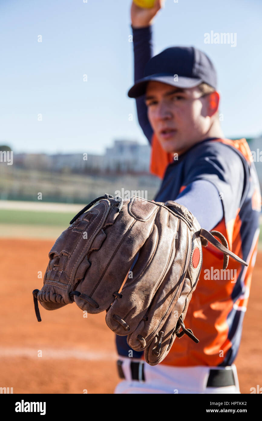 Man throwing a baseball hi-res stock photography and images - Alamy