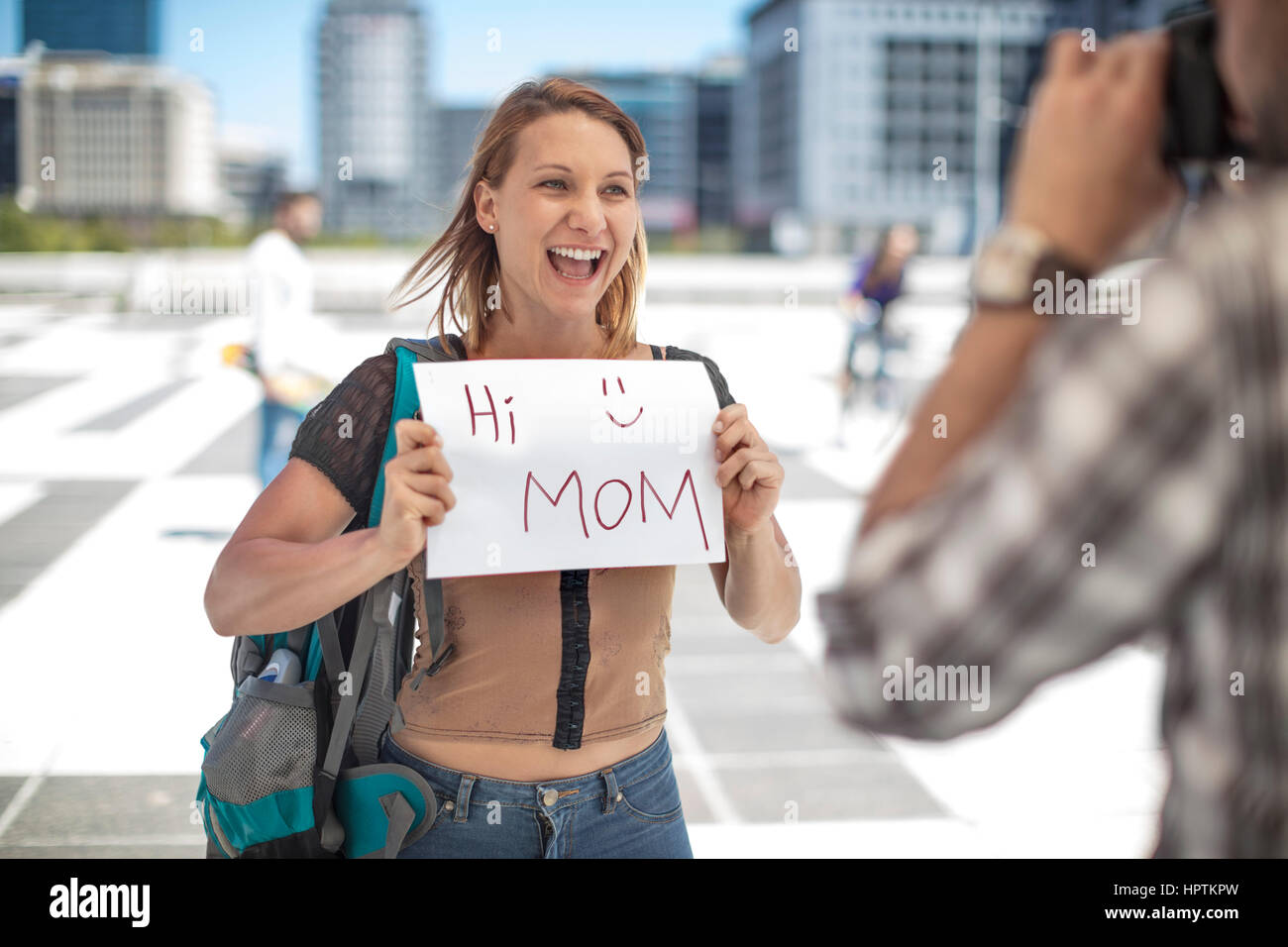 Young traveler couple taking pictures with sign saying 'Hi Mom' Stock ...