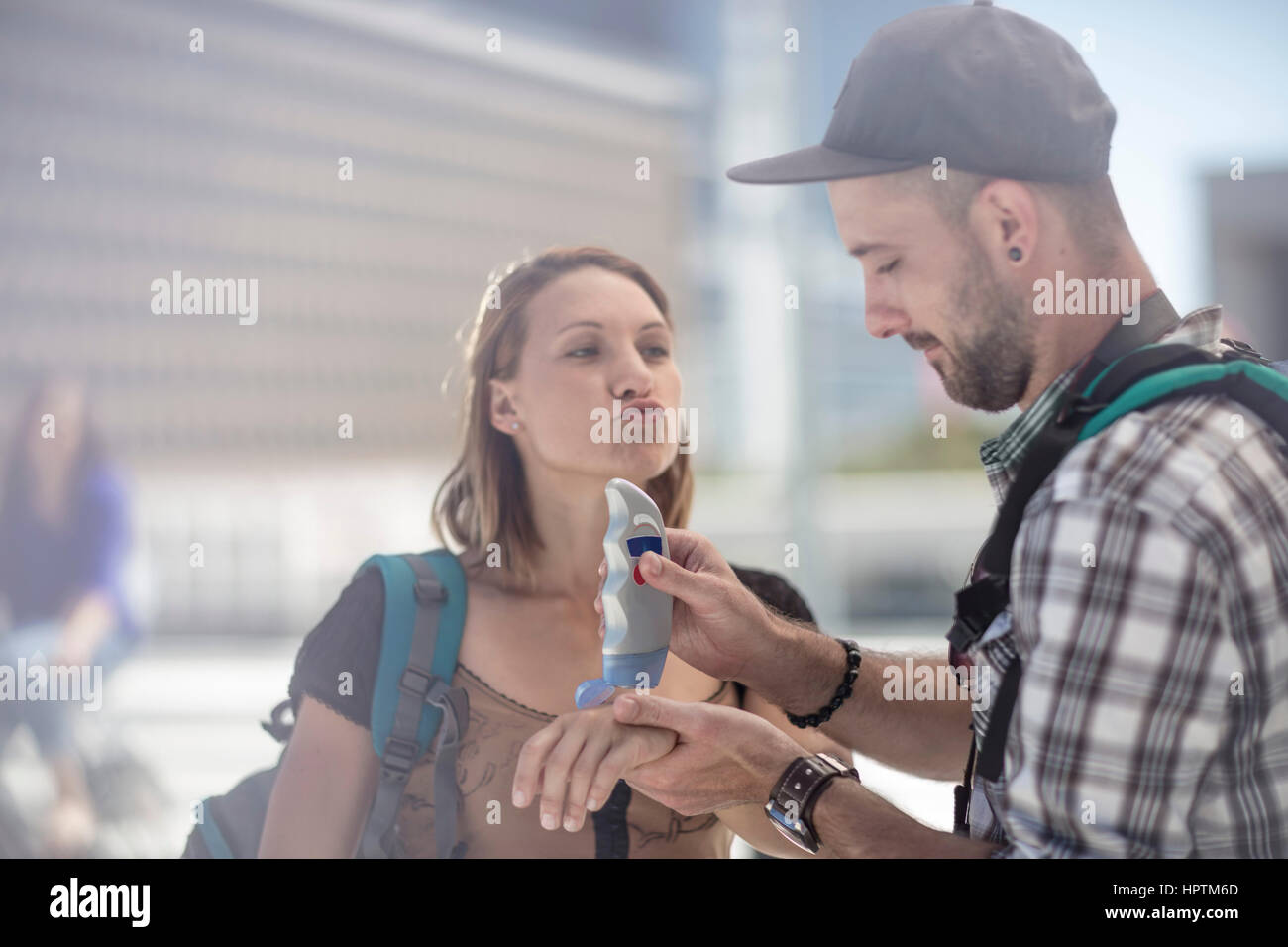 Man applying sunscreen on woman hi-res stock photography and images - Alamy