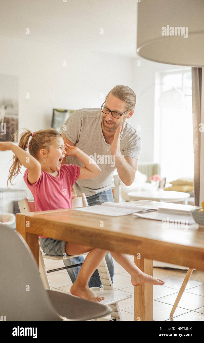 Father daughter high fiving hi-res stock photography and images - Alamy