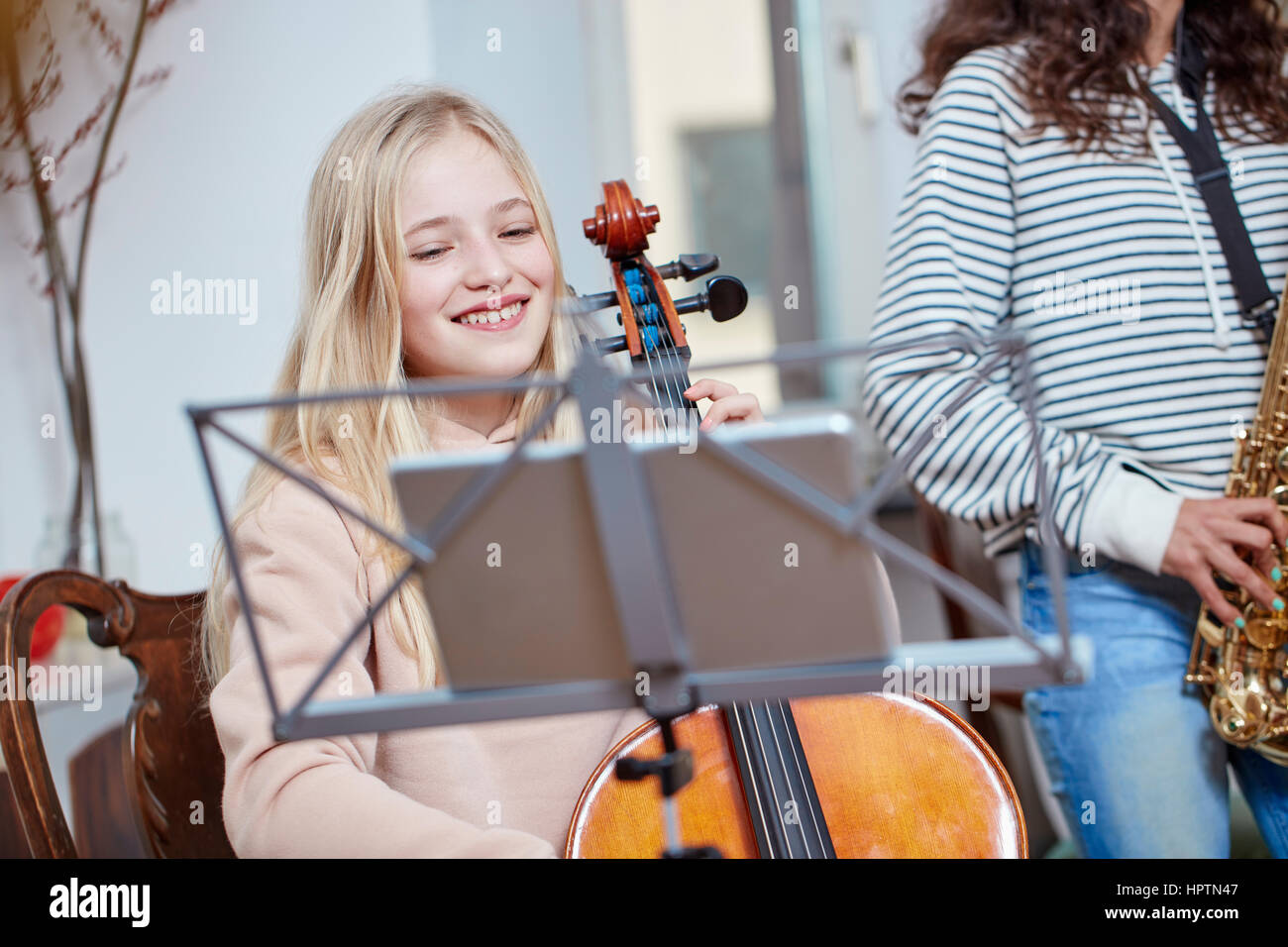 Girls stands hi-res stock photography and images - Alamy