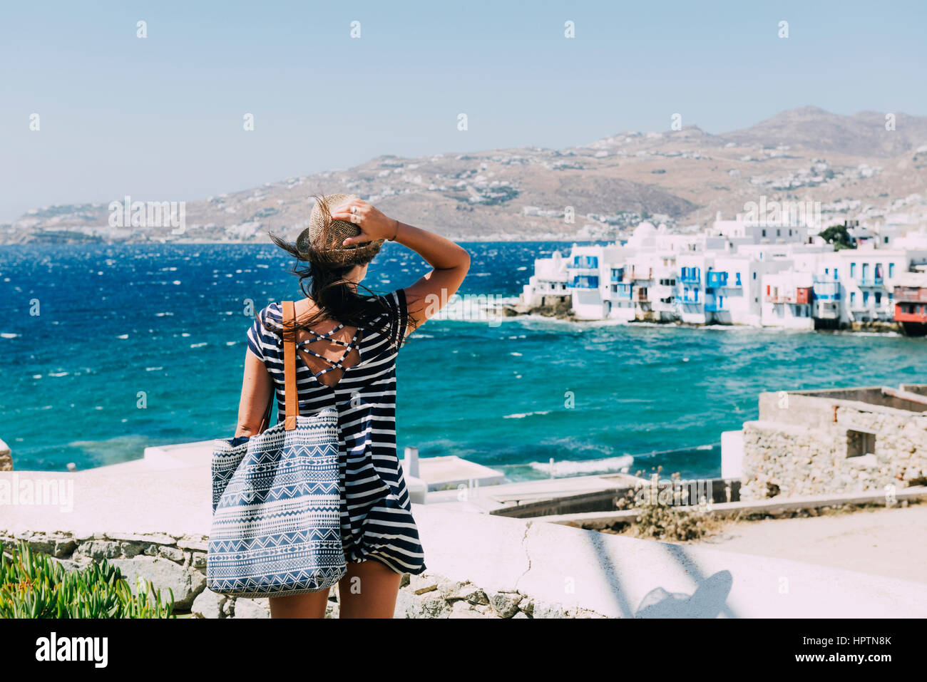 Shoulder looking tourist hi-res stock photography and images - Alamy