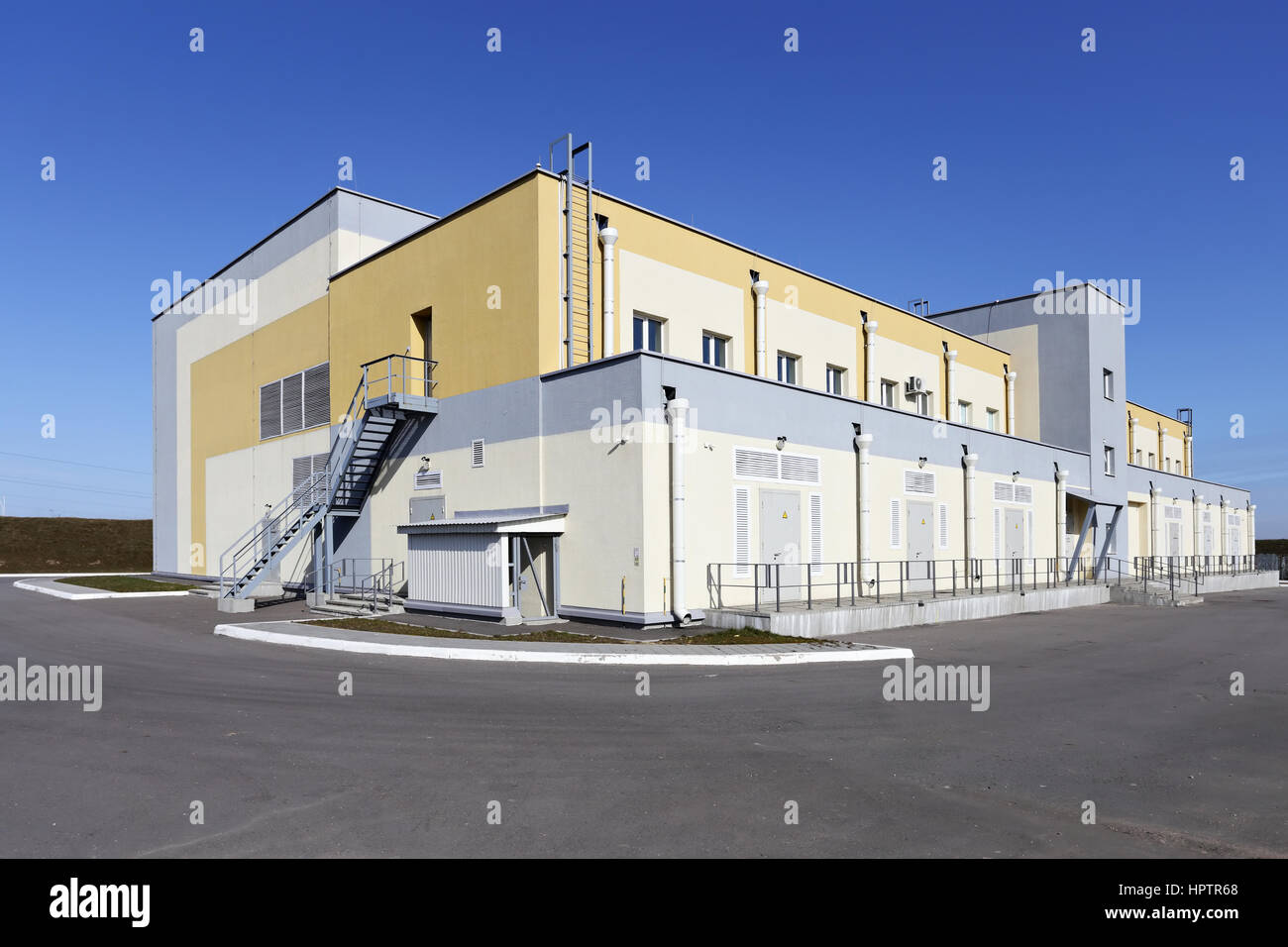 Closed type power plant view on whole building Stock Photo - Alamy
