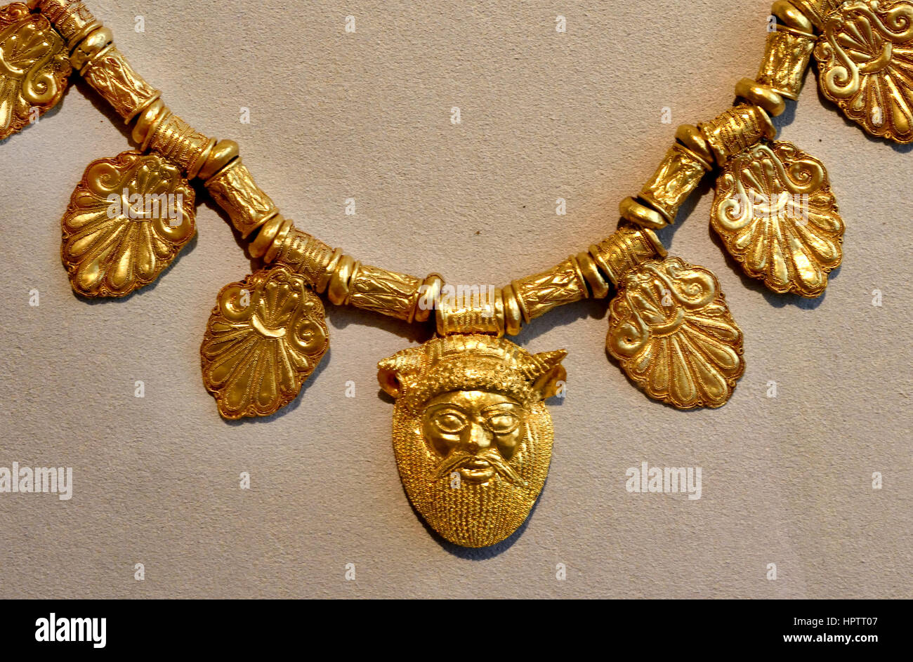 Etruscan gold jewellery hi-res stock photography and images - Alamy