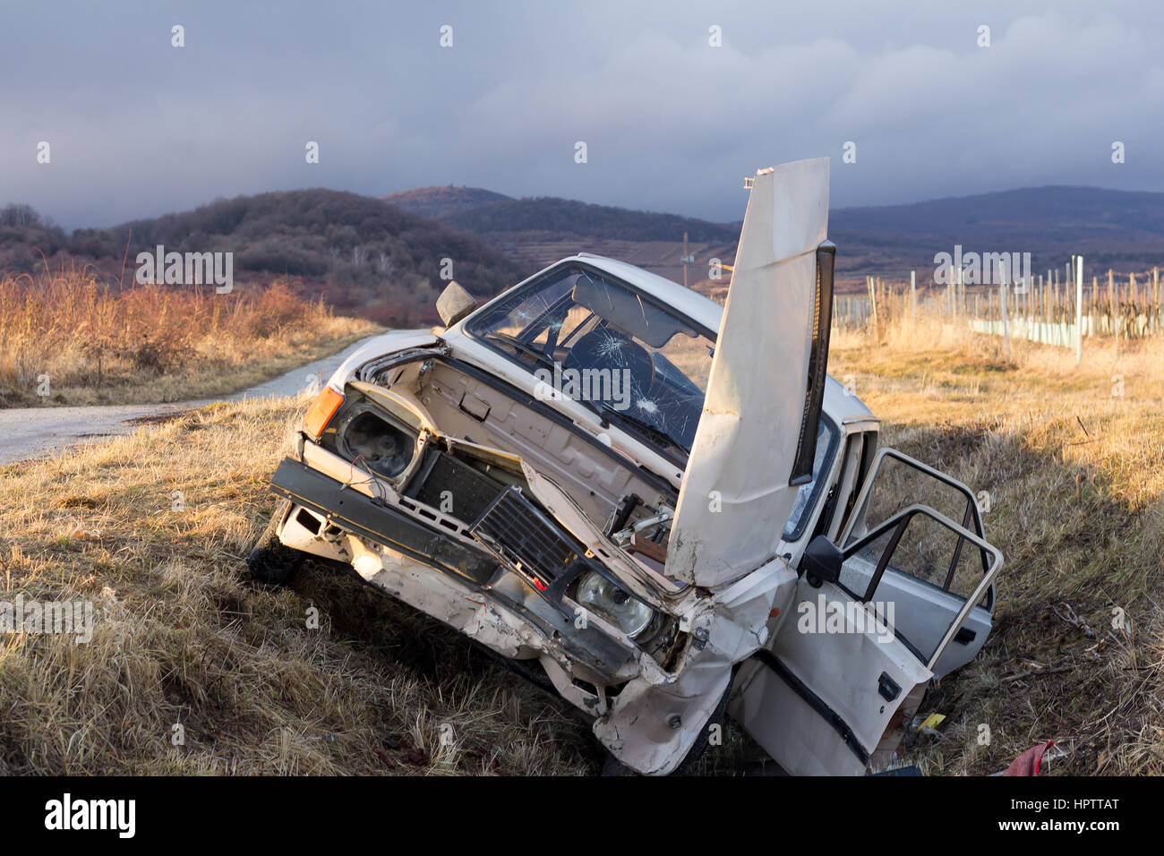 Accident damaged car hi-res stock photography and images - Alamy