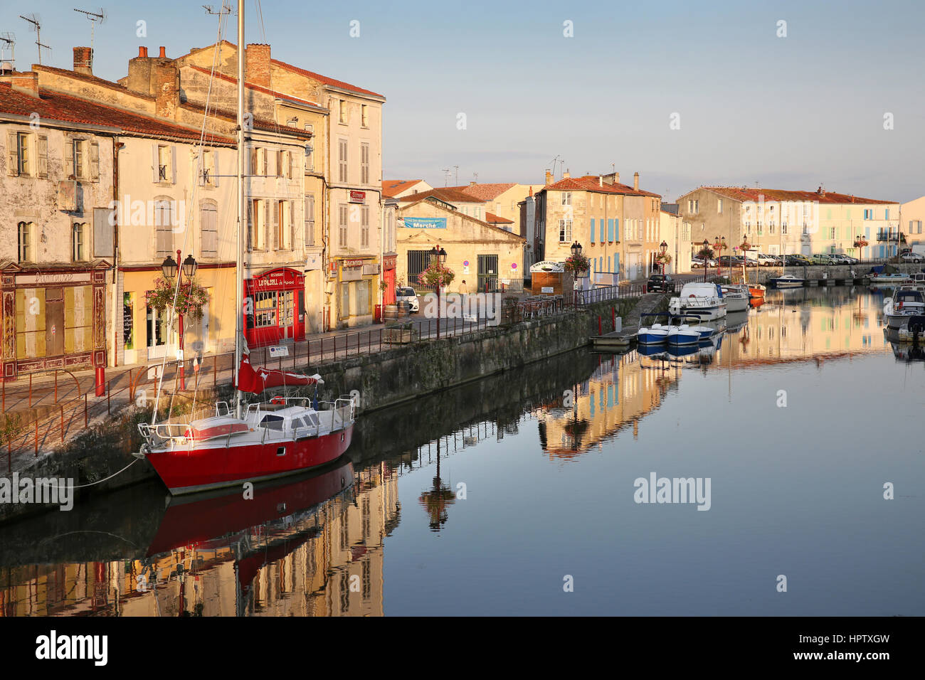 Marans (western France), August 2014: the city harbour Stock Photo - Alamy