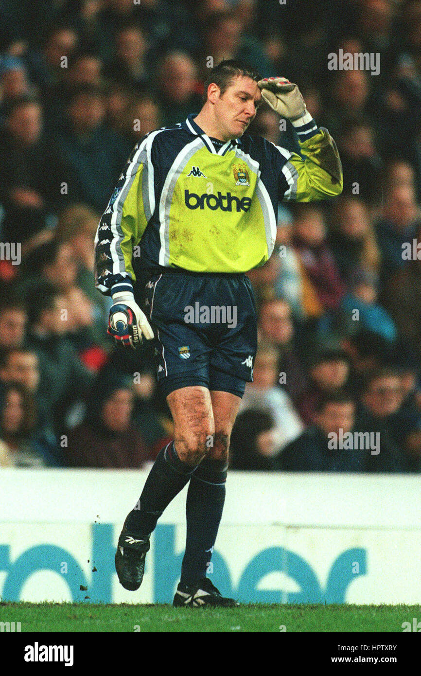 TOMMY WRIGHT MANCHESTER CITY FC 02 January 1998 Stock Photo - Alamy