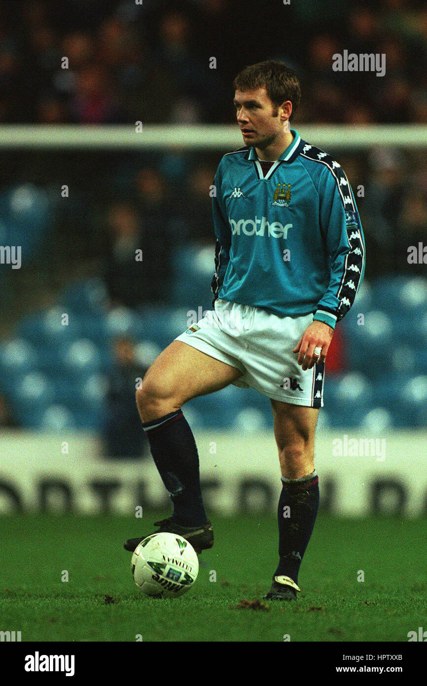 CRAIG RUSSELL MANCHESTER CITY FC 05 January 1998 Stock Photo - Alamy