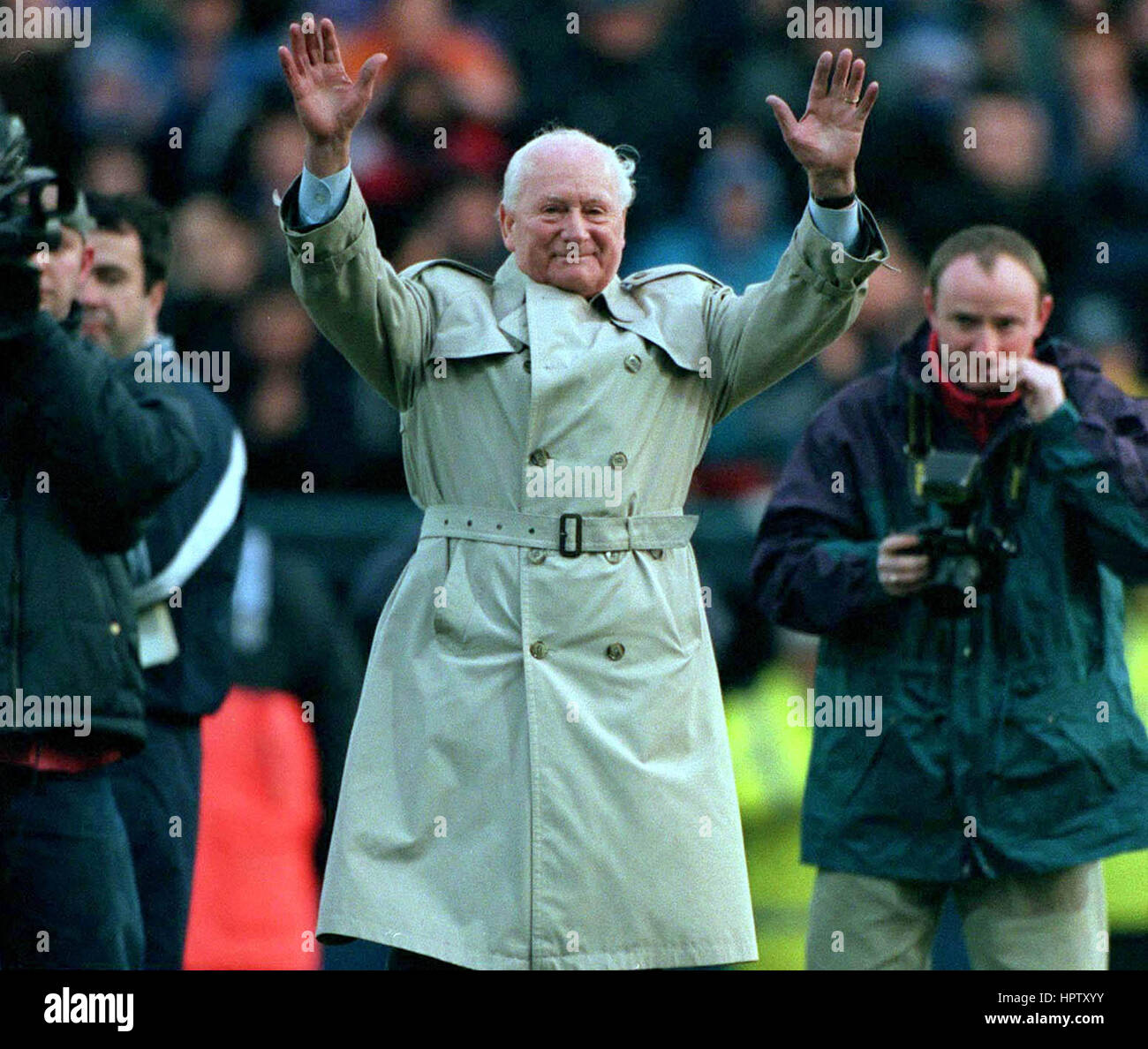 SIR TOM FINNEY PRESTON V STOCKPORT COUNTY 03 January 1998 Stock Photo ...