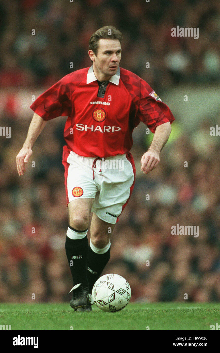 BRIAN MCCLAIR MANCHESTER UNITED FC 26 January 1998 Stock Photo - Alamy