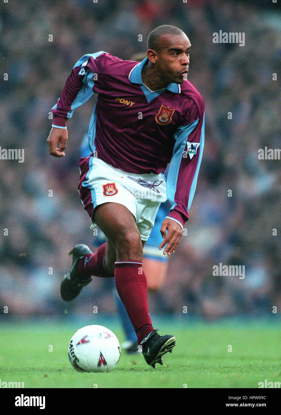 TREVOR SINCLAIR WEST HAM FC 02 February 1998 Stock Photo - Alamy