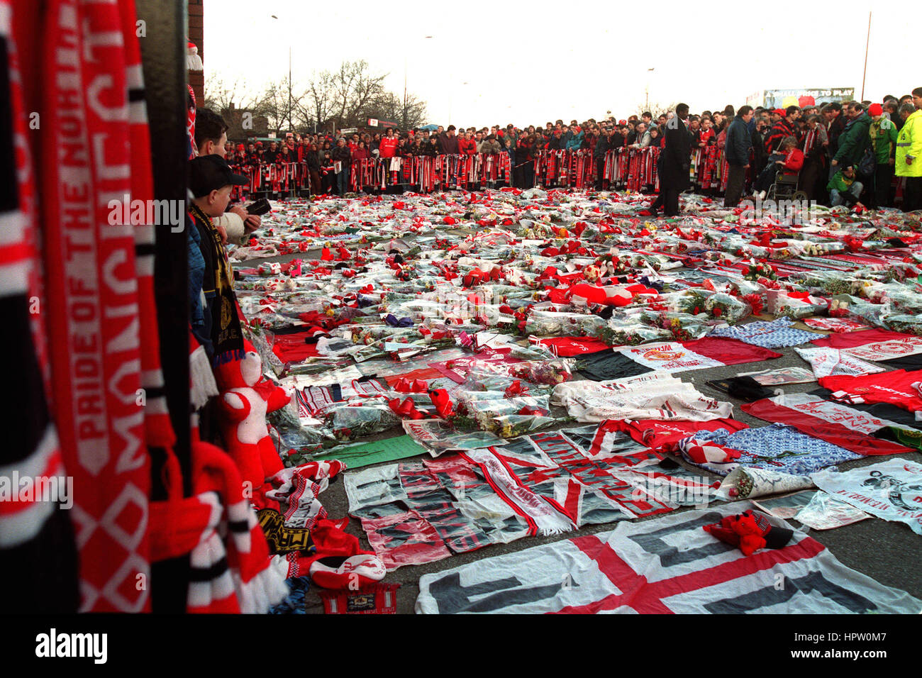 FANS PAY TRIBUTE TO SIR MATT BUSBY MANCHESTER UNITED FC 06 February ...