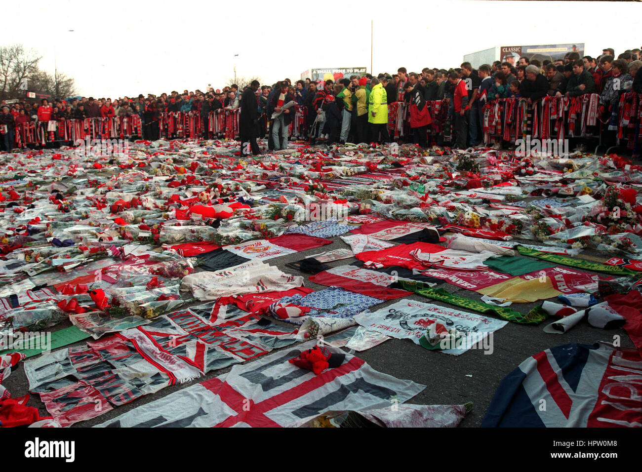 FANS PAY TRIBUTE TO SIR MATT BUSBY MANCHESTER UNITED FC 06 February ...
