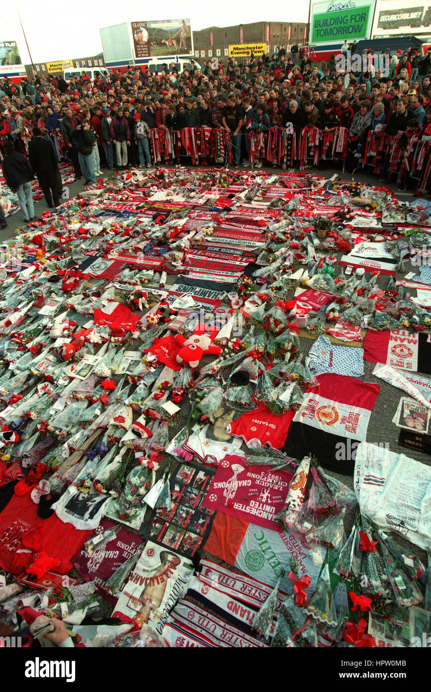 FANS PAY TRIBUTE TO SIR MATT BUSBY MANCHESTER UNITED FC 06 February ...