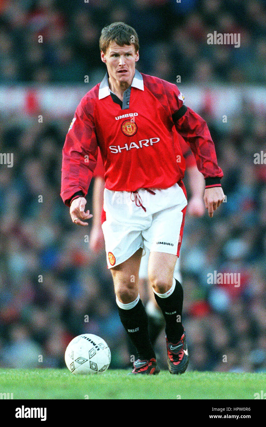 TEDDY SHERINGHAM MANCHESTER UNITED FC 09 February 1998 Stock Photo - Alamy
