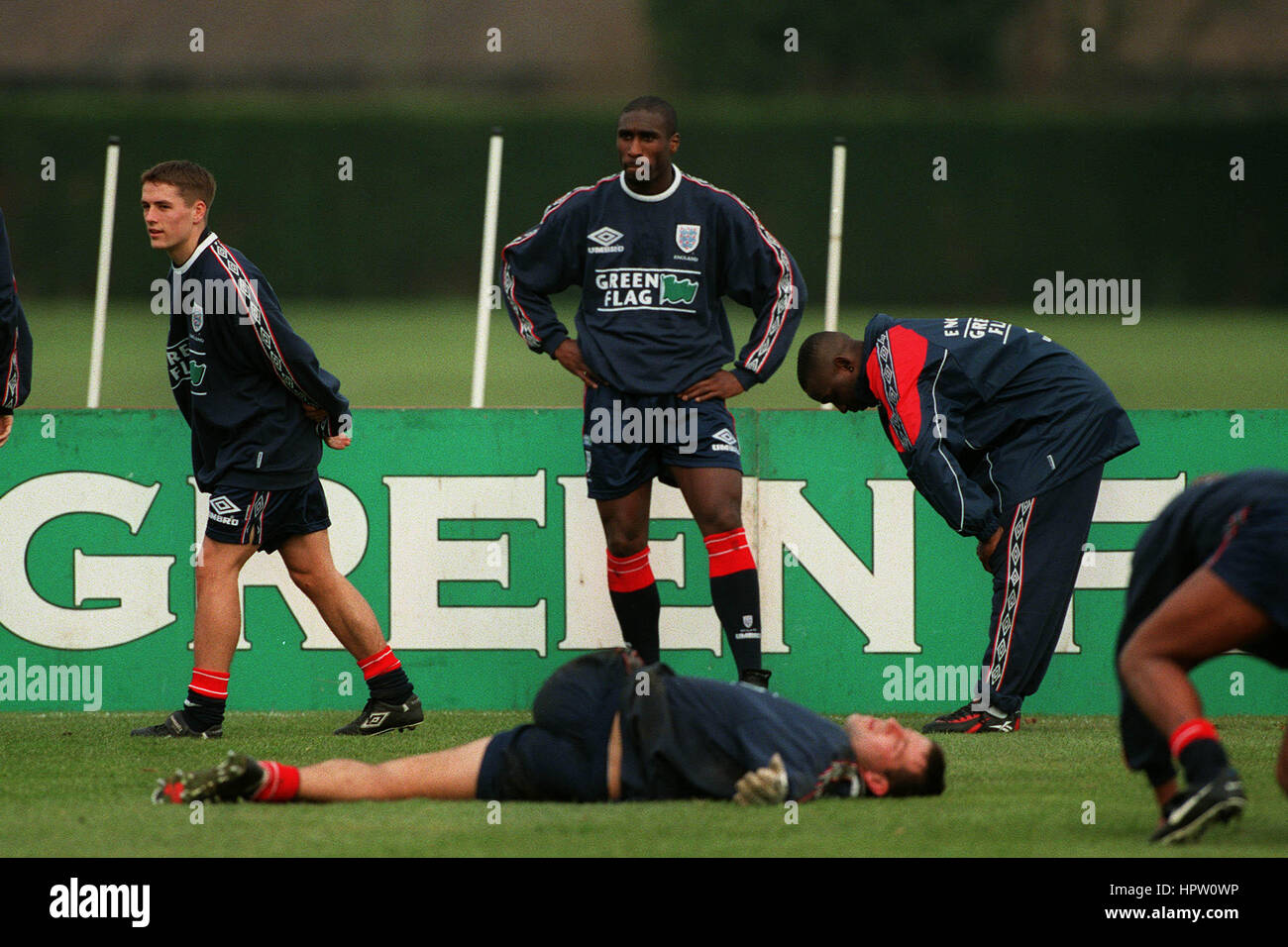 ENGLAND PLAYERS TRAINING BISHAM ABBEY 10 February 1998 Stock Photo - Alamy