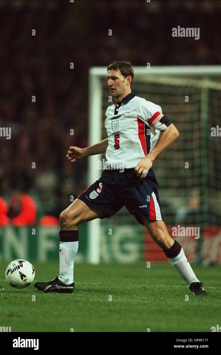 TONY ADAMS ENGLAND & ARSENAL FC 12 February 1998 Stock Photo - Alamy