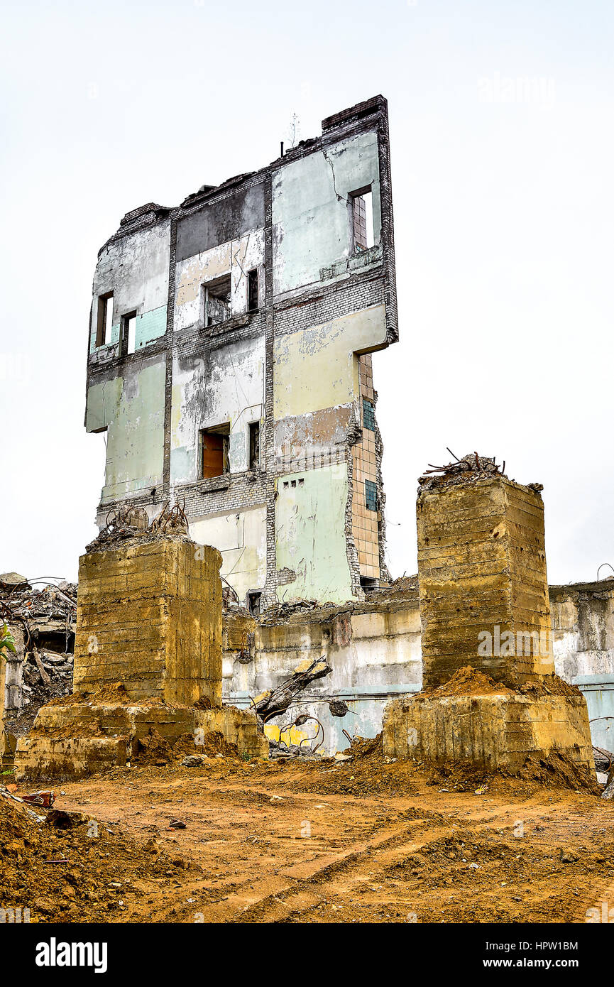 Earthquake damage building industrial hi-res stock photography and ...