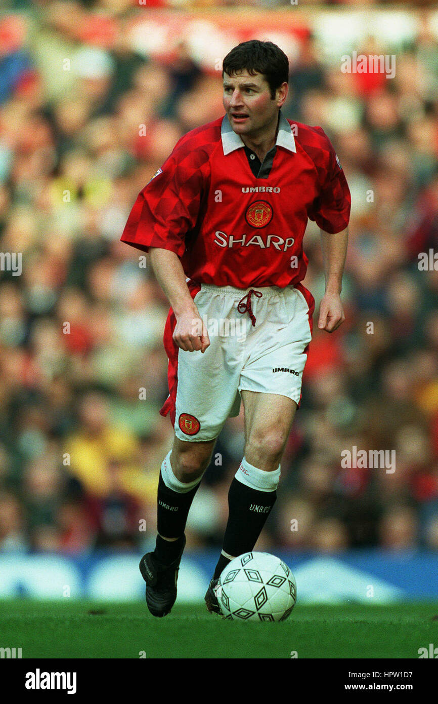 DENIS IRWIN MANCHESTER UNITED FC 23 February 1998 Stock Photo - Alamy