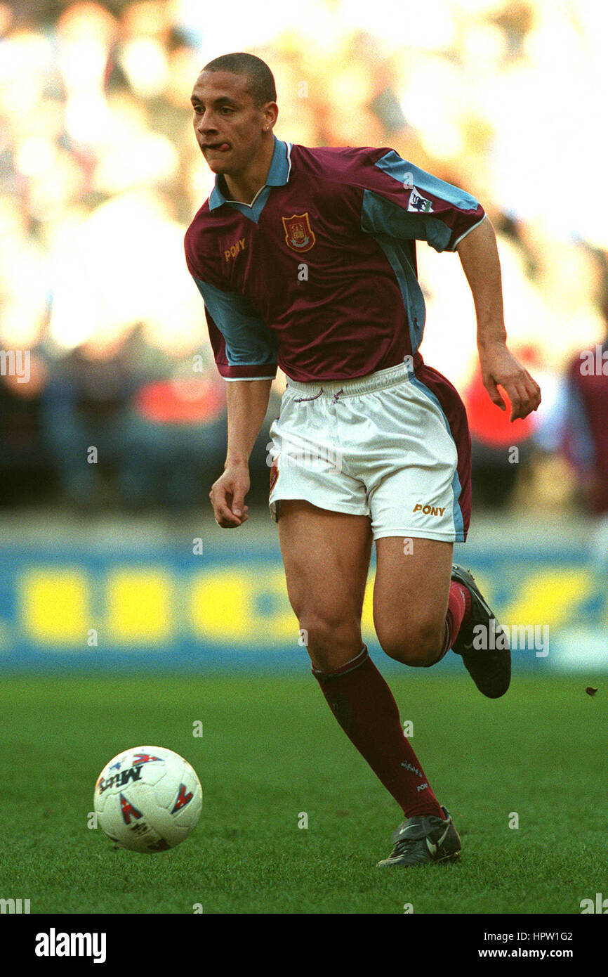 RIO FERDINAND WEST HAM UNITED FC 24 February 1998 Stock Photo - Alamy