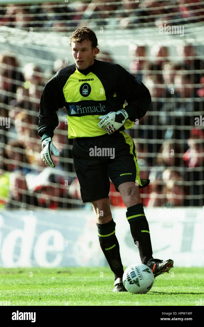 DAVE BEASANT NOTTINGHAM FOREST FC 01 March 1998 Stock Photo - Alamy
