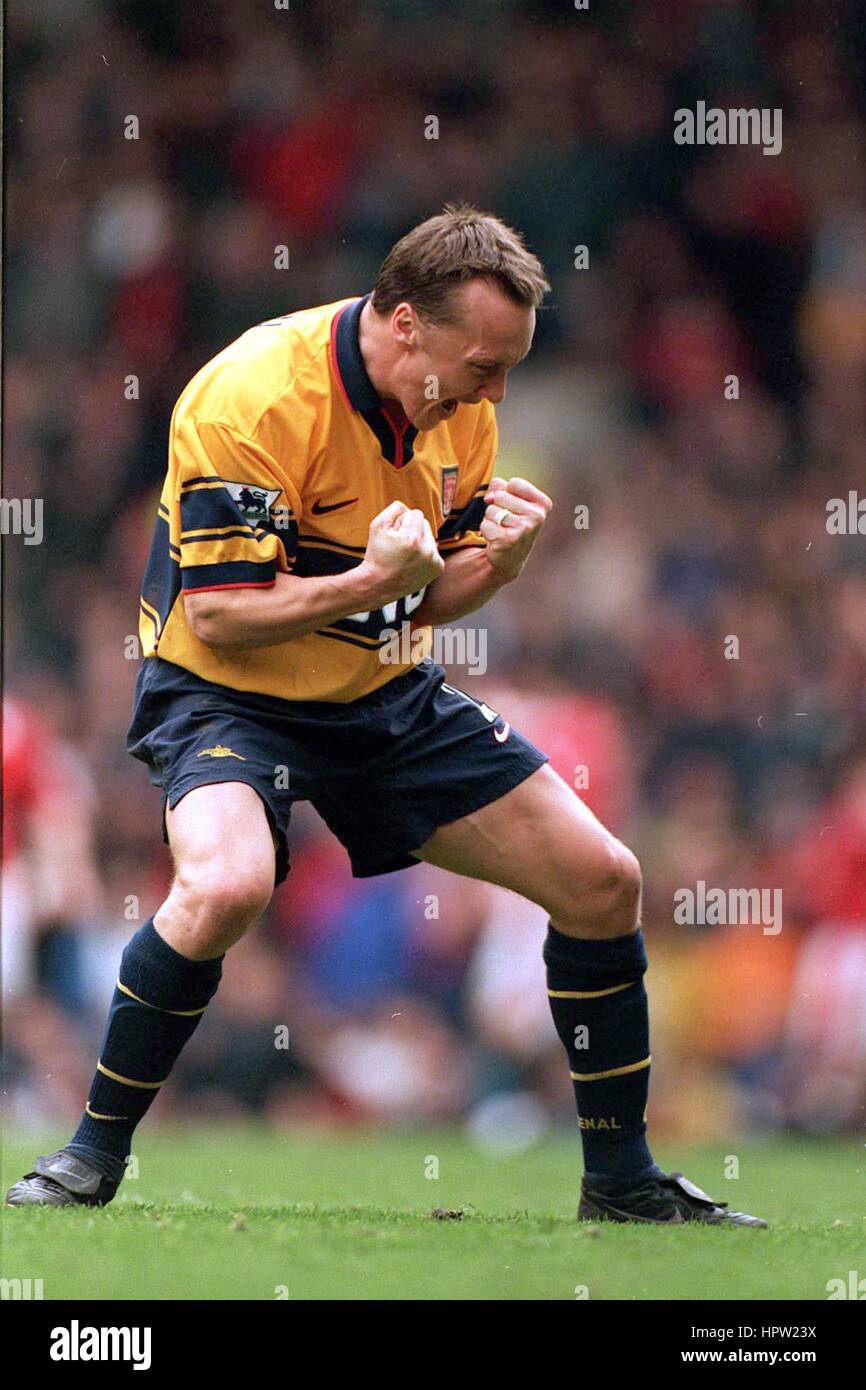 Arsenal manchester united 1998 hi-res stock photography and images - Alamy