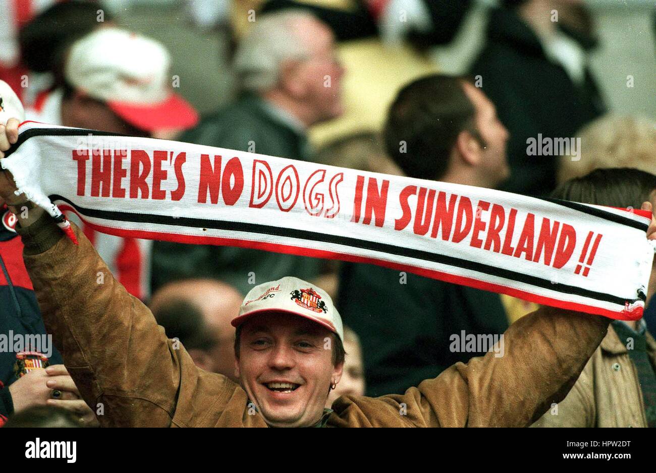 SUNDERLAND FAN WITH SCARF SUNDERLAND V PORTSMOUTH 21 March 1998 Stock ...