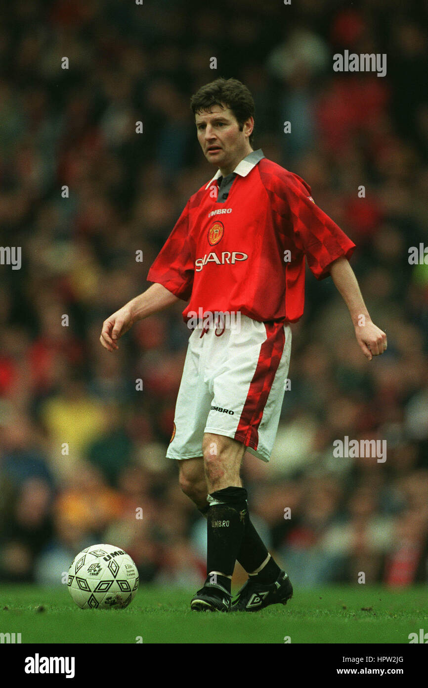 DENIS IRWIN MANCHESTER UNITED FC 24 March 1998 Stock Photo - Alamy