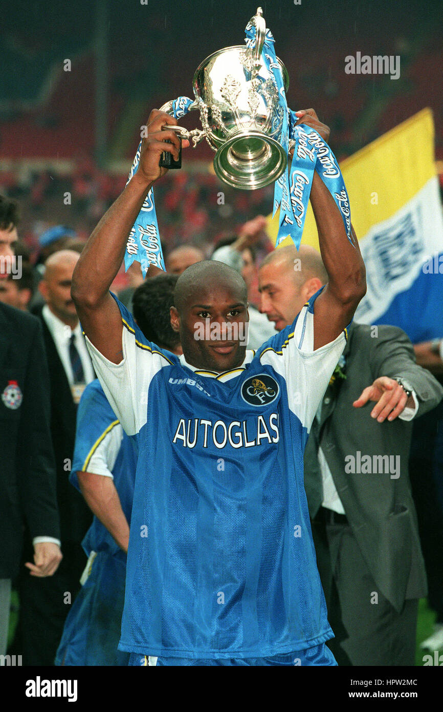 FRANK SINCLAIR WITH TROPHY COCA COLA CUP 1998 30 March 1998 Stock Photo - Alamy