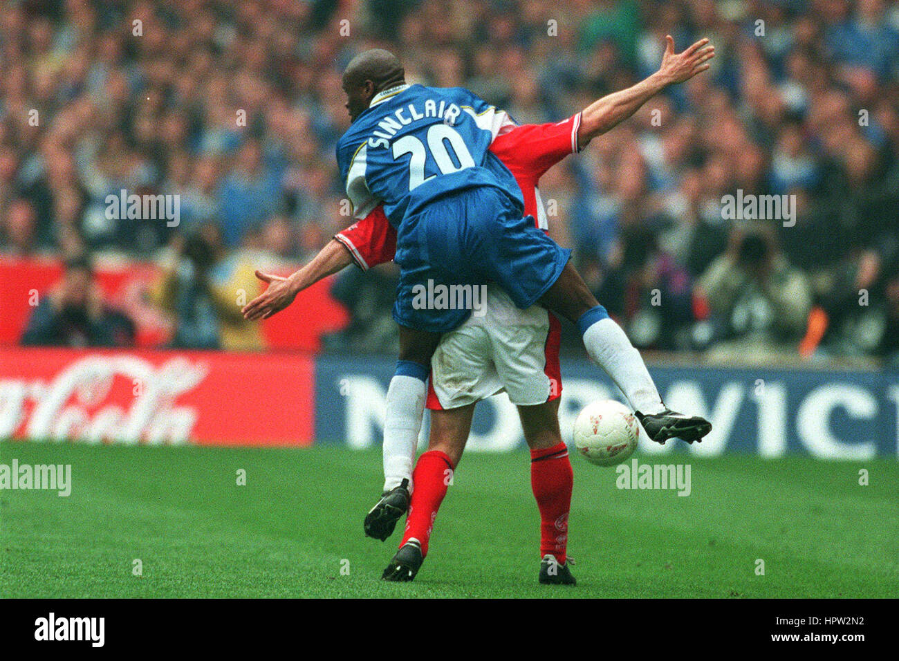 VLADIMIR KINDER FRANK SINCLAIR COCA COLA CUP FINAL 1998 30 March 1998 Stock Photo - Alamy