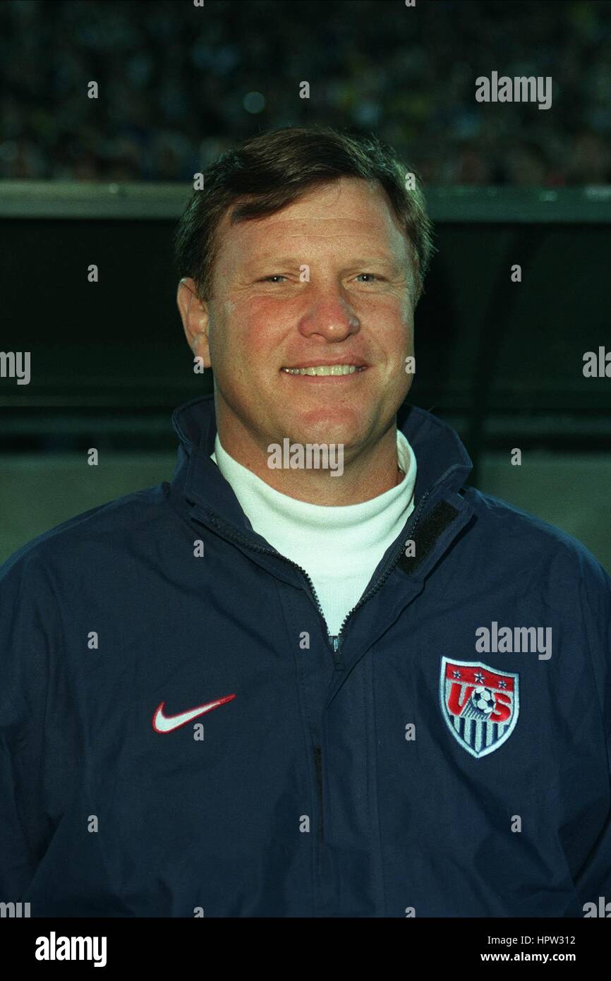 STEVE SAMPSON USA HEAD FOOTBALL COACH 19 February 1998 Stock Photo - Alamy