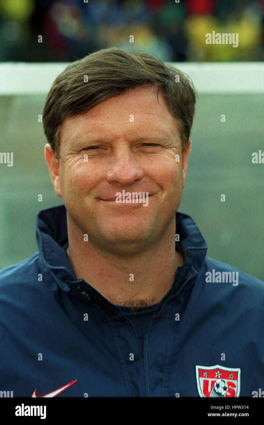 STEVE SAMPSON USA HEAD FOOTBALL COACH 19 February 1998 Stock Photo - Alamy