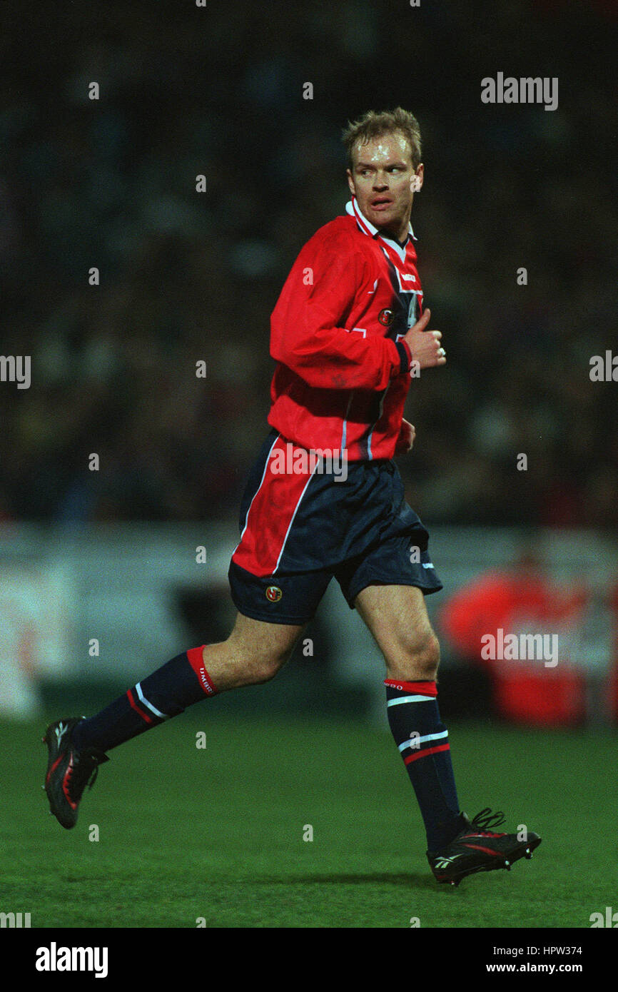 HENNING BERG NORWAY & MANCHESTER UNITED FC 27 February 1998 Stock Photo ...