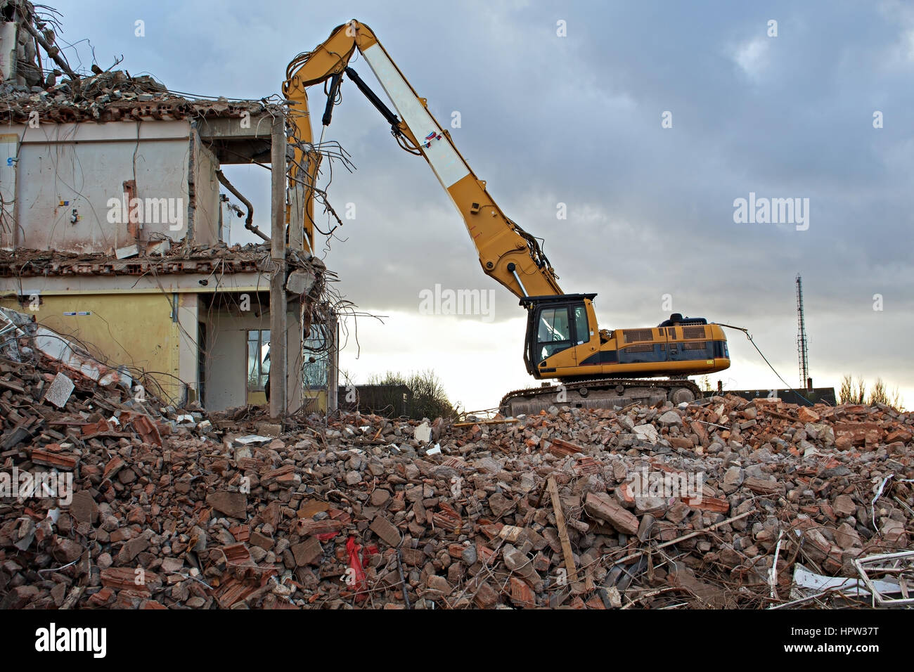 Dismantling a building hi-res stock photography and images - Alamy