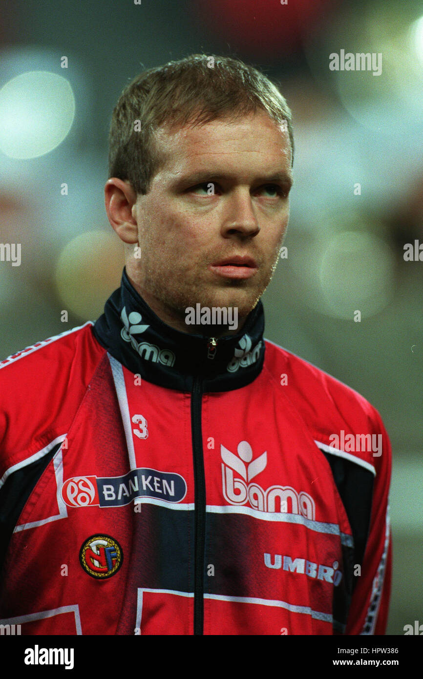 HENNING BERG NORWAY & MANCHESTER UNITED FC 27 February 1998 Stock Photo ...