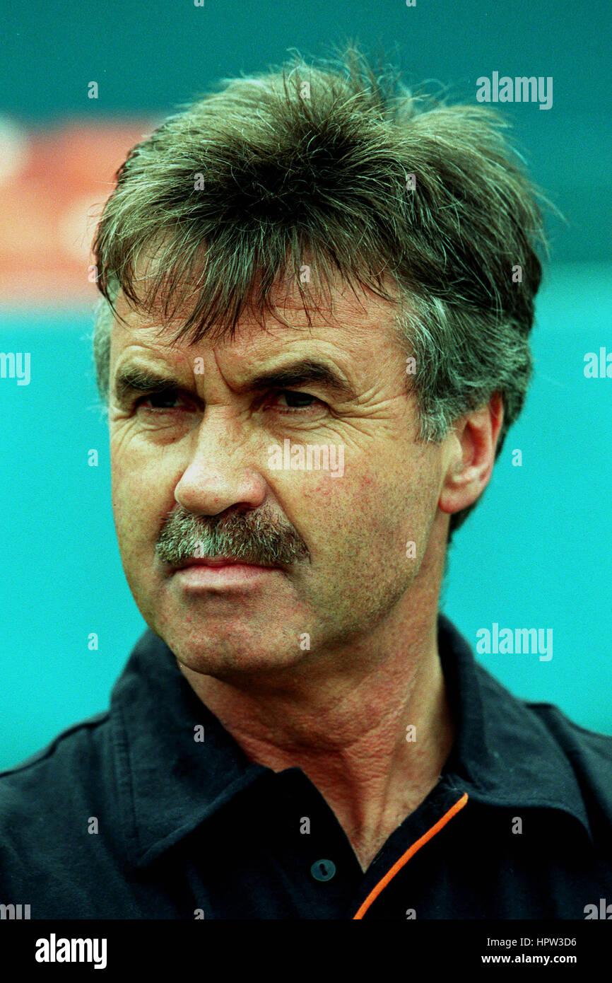 GUUS HIDDINK DUTCH FOOTBALL MANAGER 12 March 1998 Stock Photo - Alamy