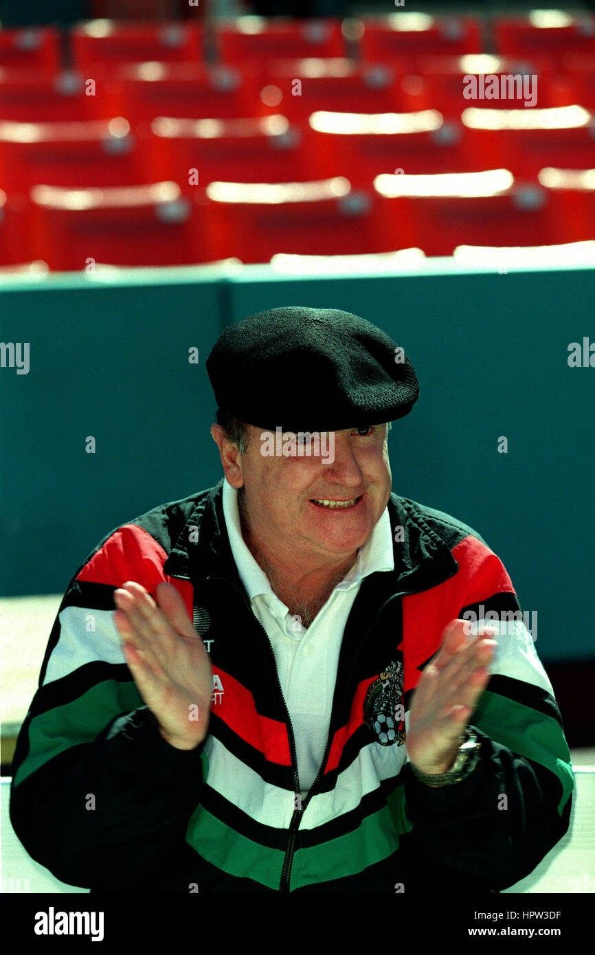 MANUEL LAPUENTE MEXICO FOOTBALL COACH 12 March 1998 Stock Photo - Alamy
