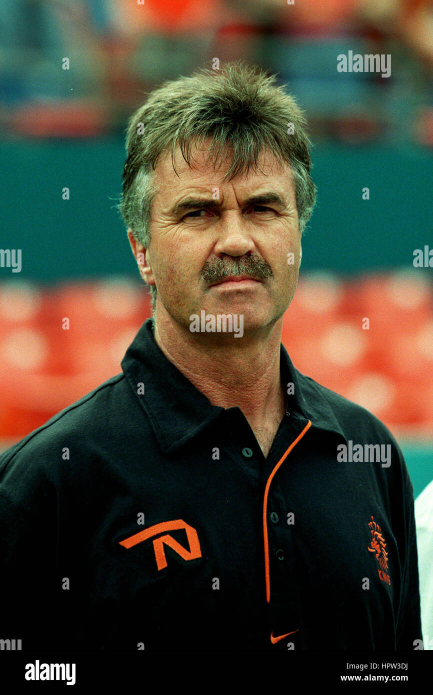 GUUS HIDDINK DUTCH FOOTBALL MANAGER 12 March 1998 Stock Photo - Alamy
