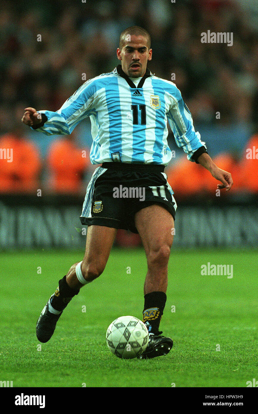 JUAN VERON ARGENTINA & SAMPDORIA 23 April 1998 Stock Photo - Alamy