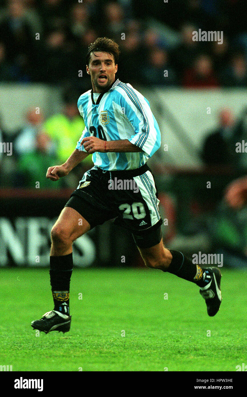 SERGIO BERTI ARGENTINA & RIVER PLATE 23 April 1998 Stock Photo - Alamy