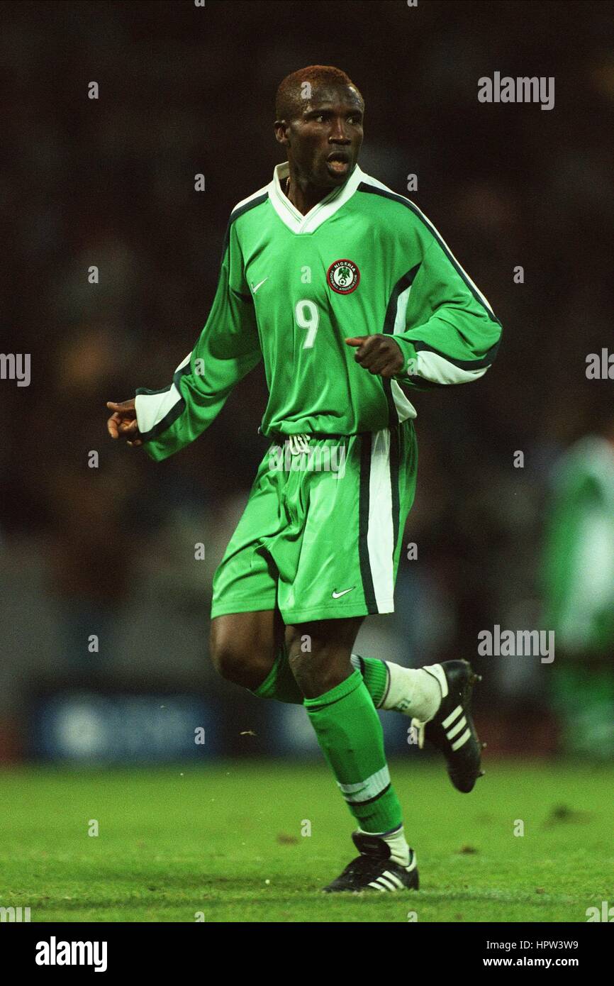 JONATHAN AKPOBORIE NIGERIA & VFB STUTTGART 24 April 1998 Stock Photo ...