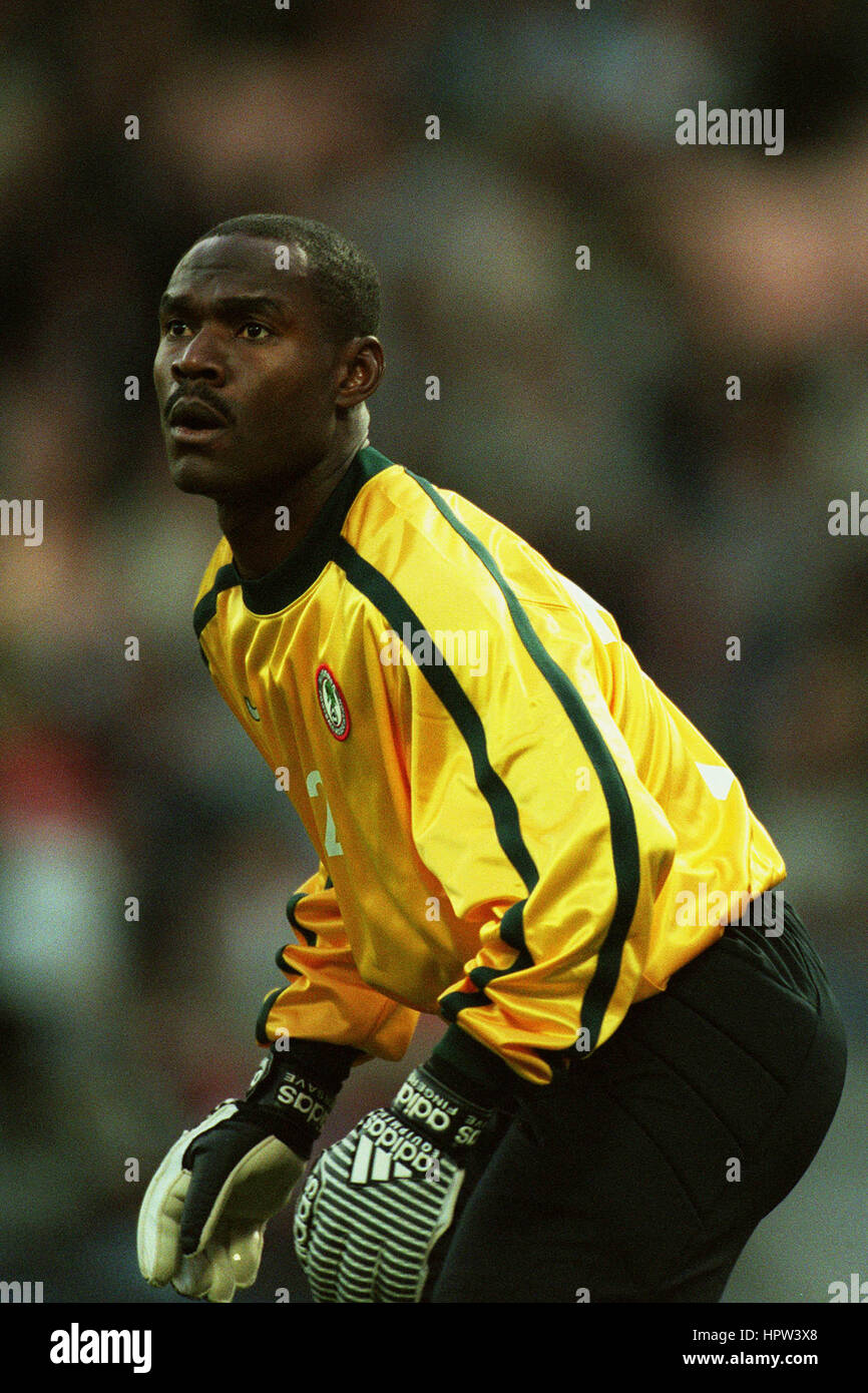 WILLY OKPARA NIGERIA & ORLANDO PIRATES 24 April 1998 Stock Photo - Alamy
