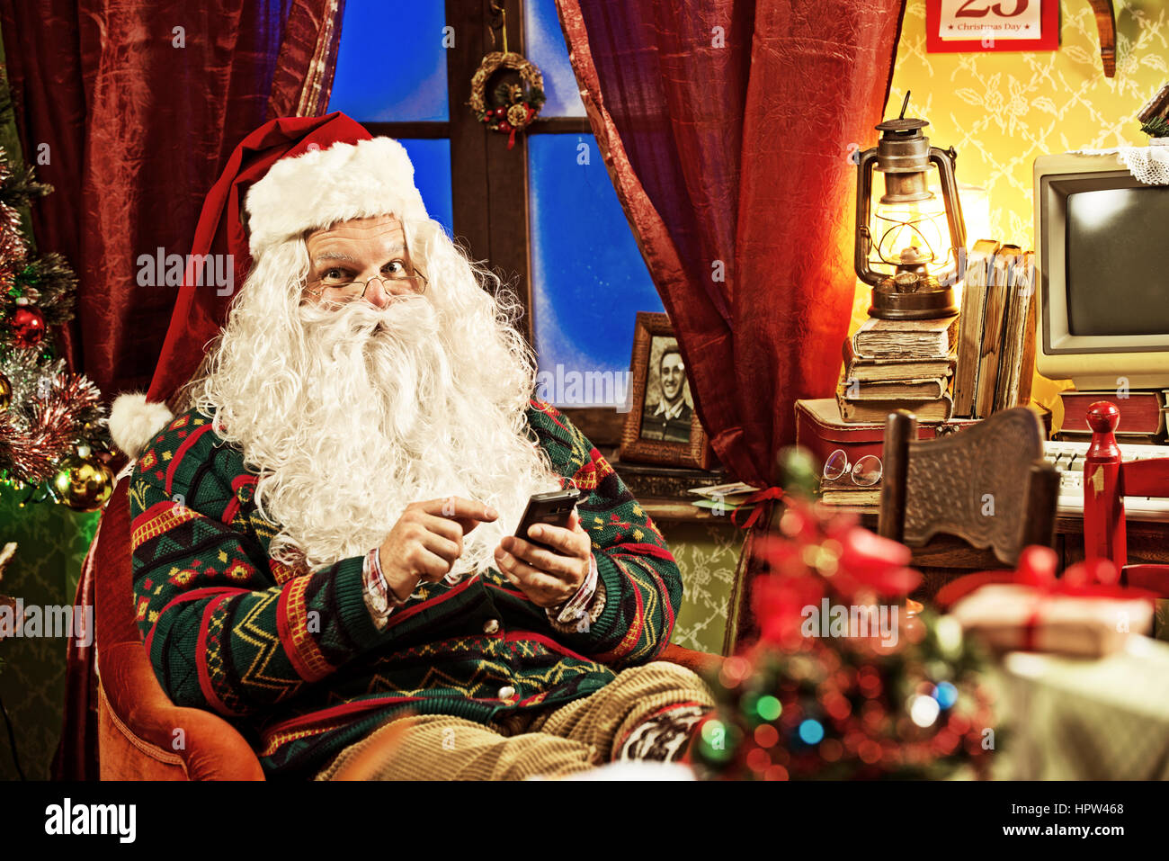Portrait of Santa Claus using his new smartphone Stock Photo - Alamy
