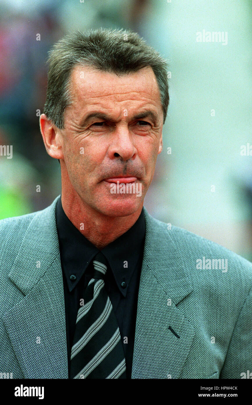 OTTMAR HITZFELD BAYERN MUNCHEN COACH 27 August 1998 Stock Photo - Alamy