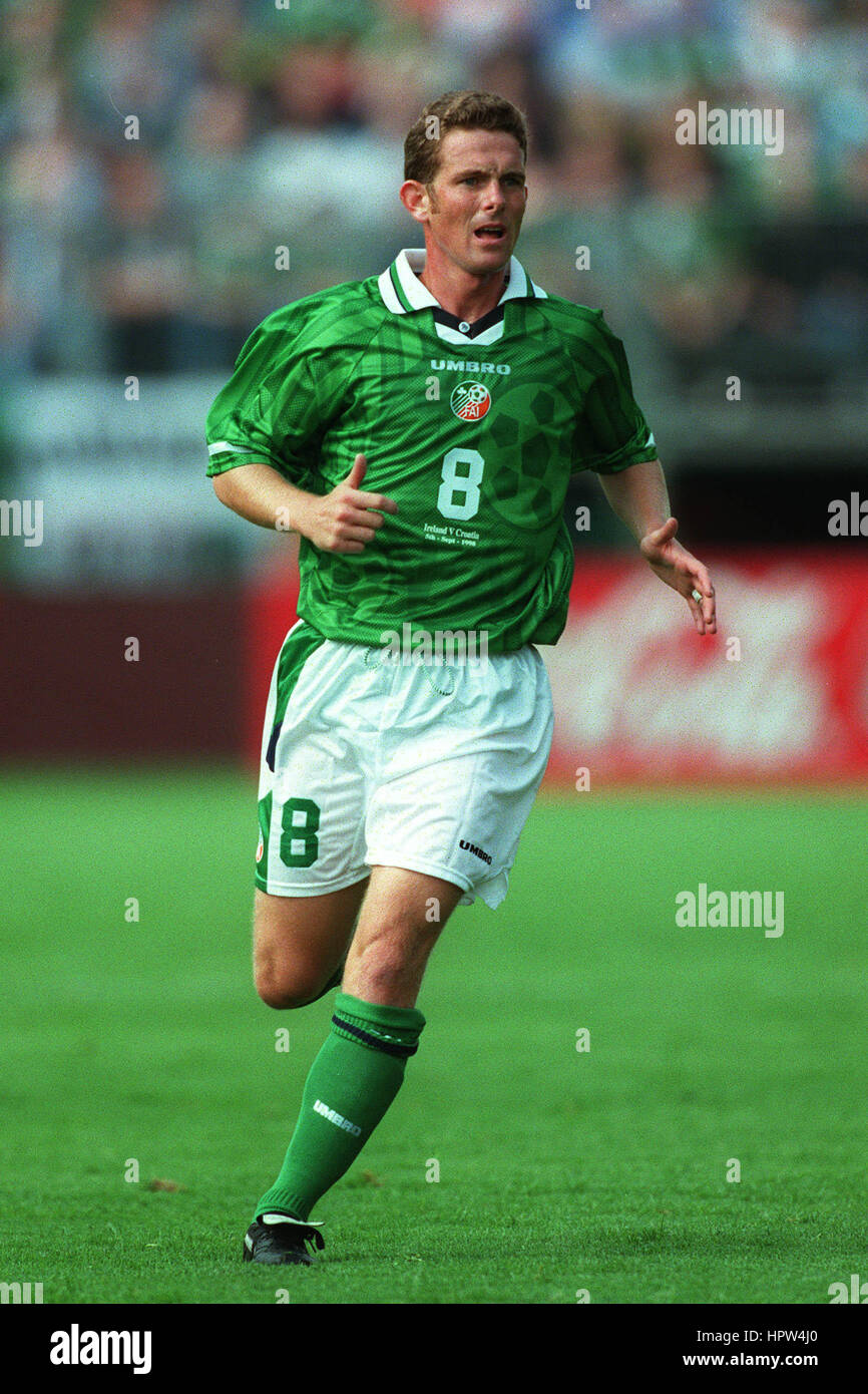 MARK KINSELLA EIRE & CHARLTON ATHLETIC FC 07 September 1998 Stock Photo ...