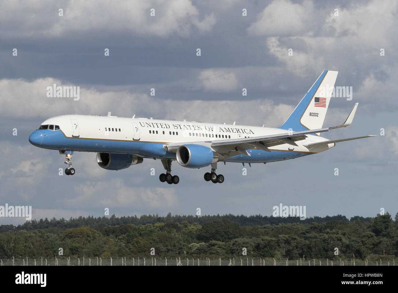 A C-32, the USAF variant of the Boeing 757 airliner landing at RAF ...