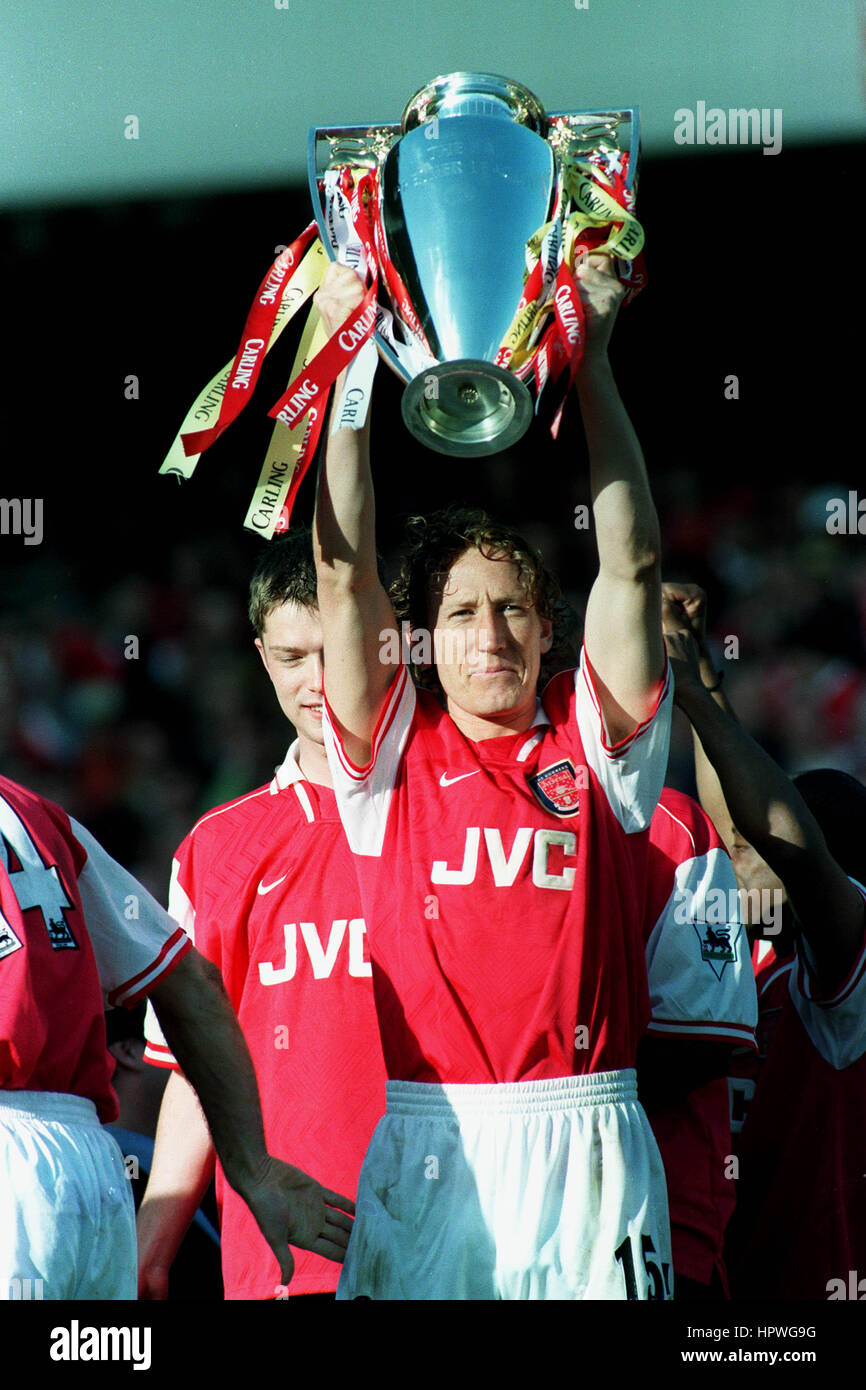 RAY PARLOUR LIFTS TROPHY ARSENAL PREMIERSHIP CHAMPIONS 08 May 1998 ...
