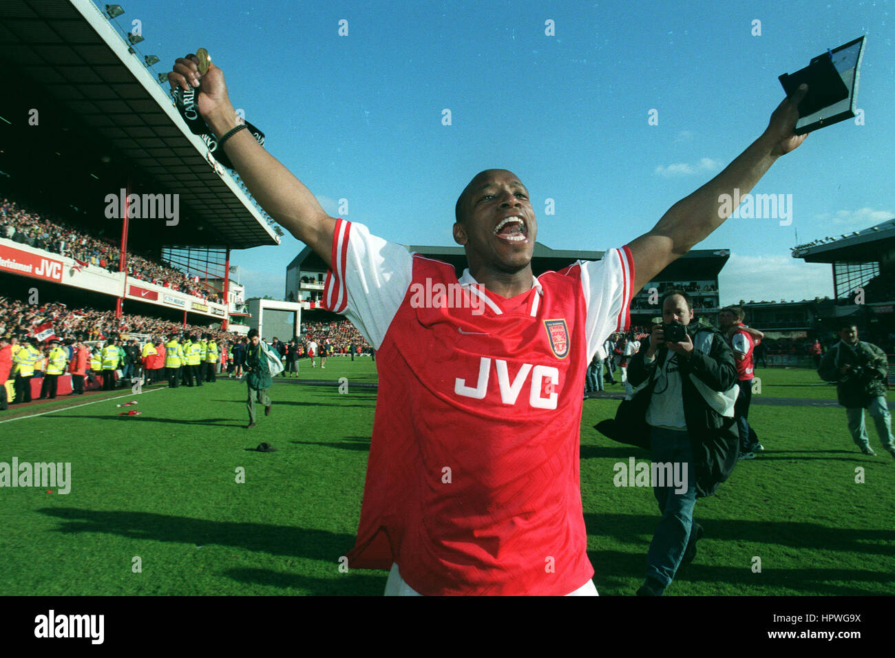 Ian wright arsenal 1998 hi-res stock photography and images - Alamy