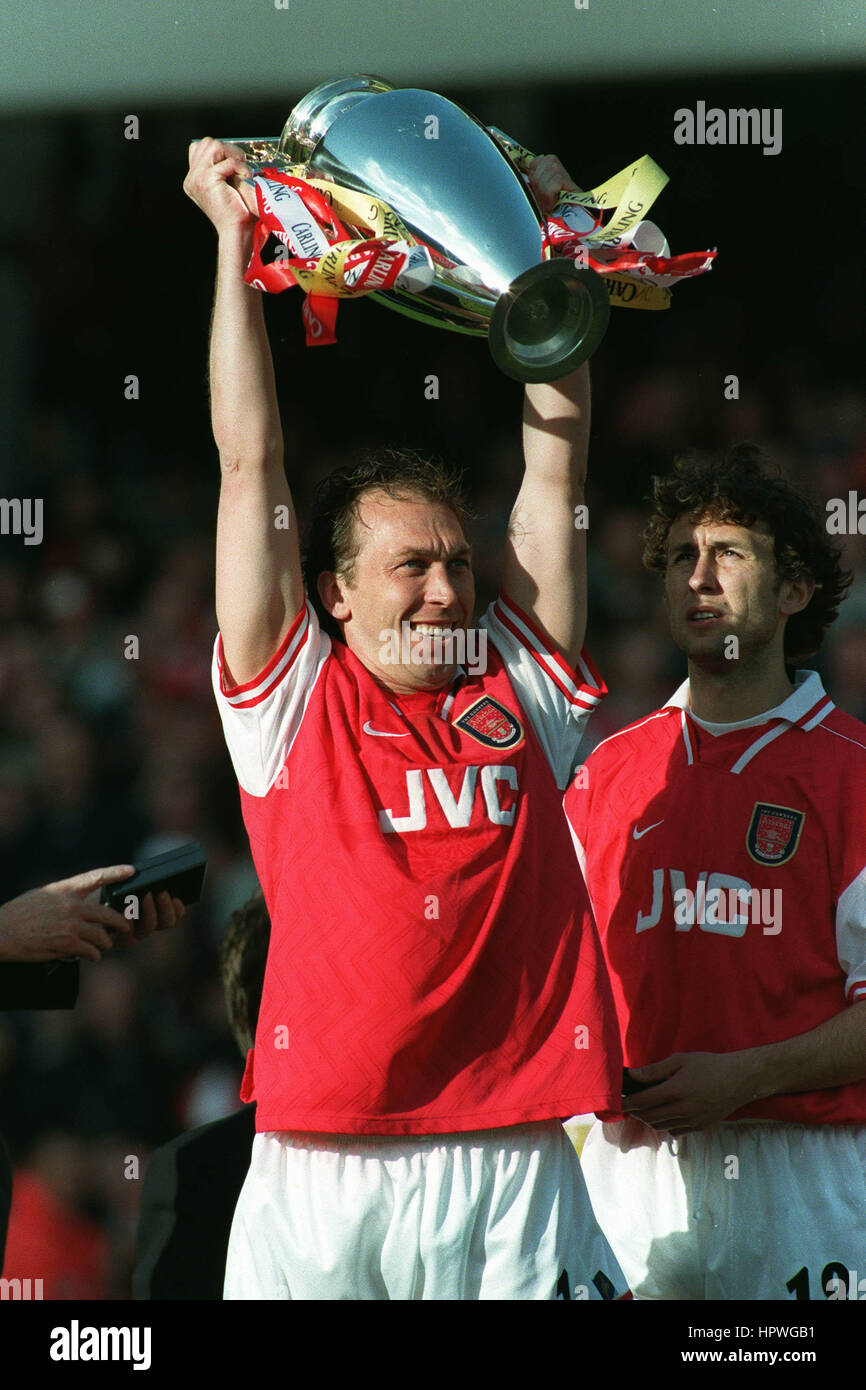 DAVID PLATT LIFTS TROPHY ARSENAL PREMIERSHIP CHAMPIONS 08 May 1998 ...